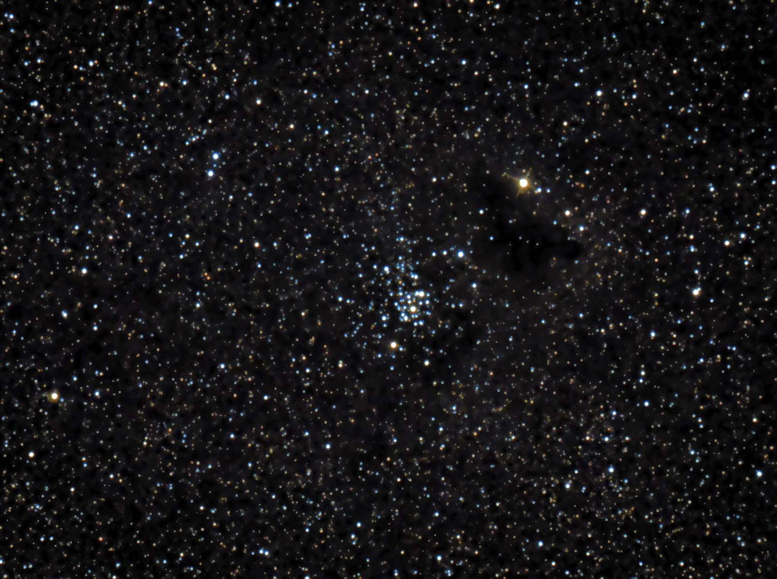 NGC 6520, vista al centro de la Vía Láctea