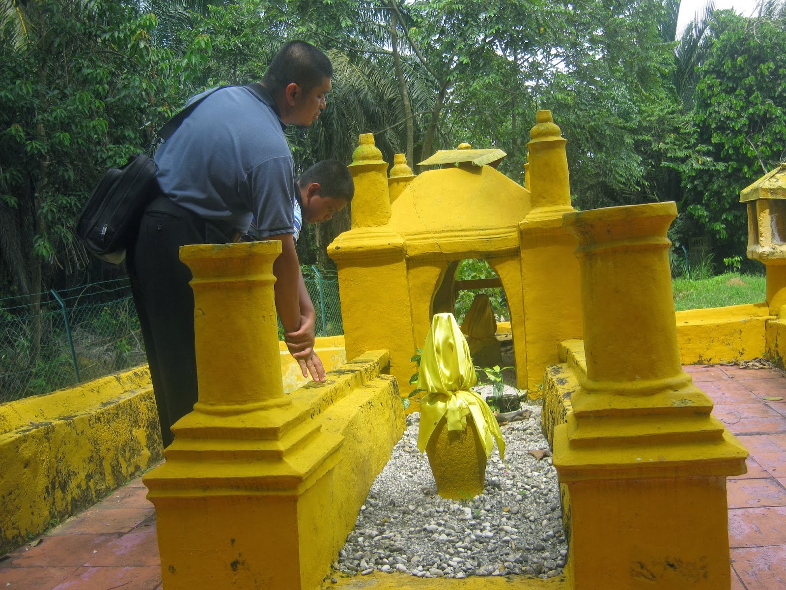 BESI WAJA: Menziarahi Makam Penghulu Dol Said