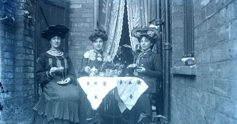 Intimate Found Photos That Capture People Having Tea Together in the ...