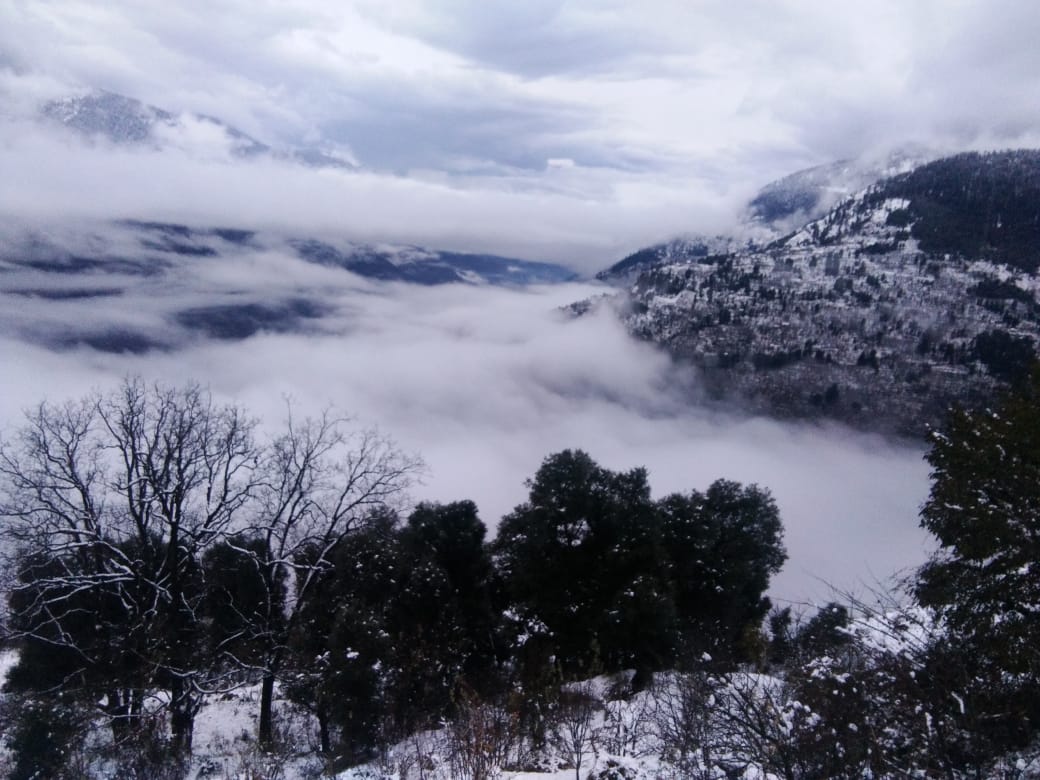 First snowfall of this season in Kullu-Manali | Season's first snowfall ...