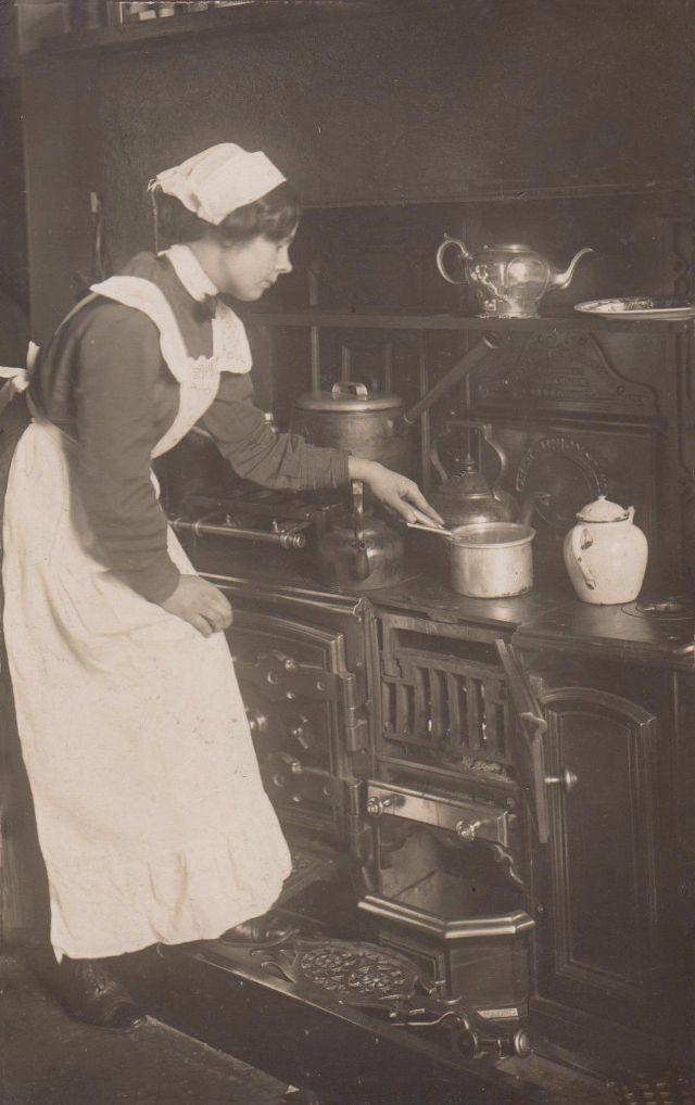 40 Vintage Portrait Pictures of House Maids in the Edwardian Era ...
