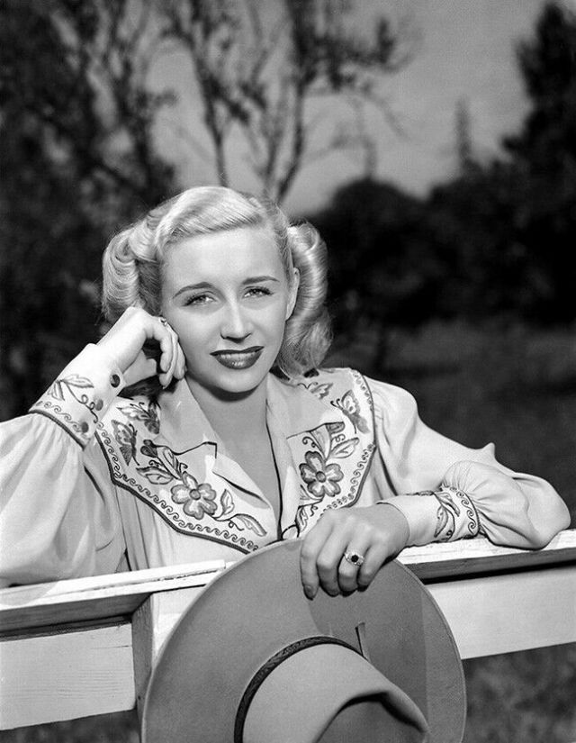 Beautiful Photos of Czech Figure Skater and Actress Vera Ralston in the ...