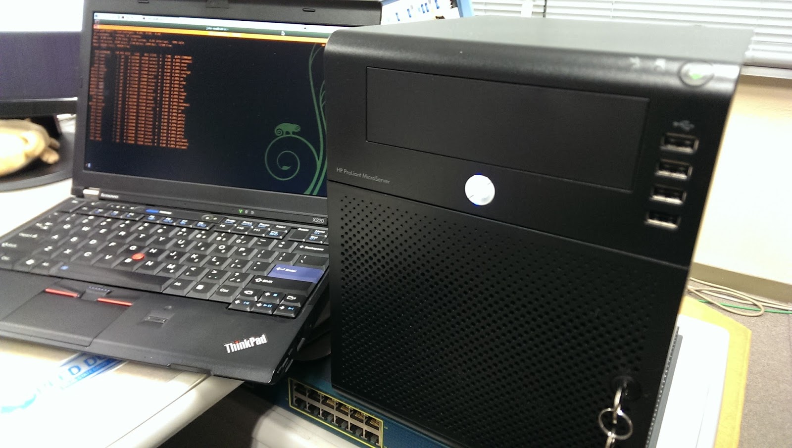 深刻な野蛮人: HP ProLiant MicroServer N54L 250GB モデル購入