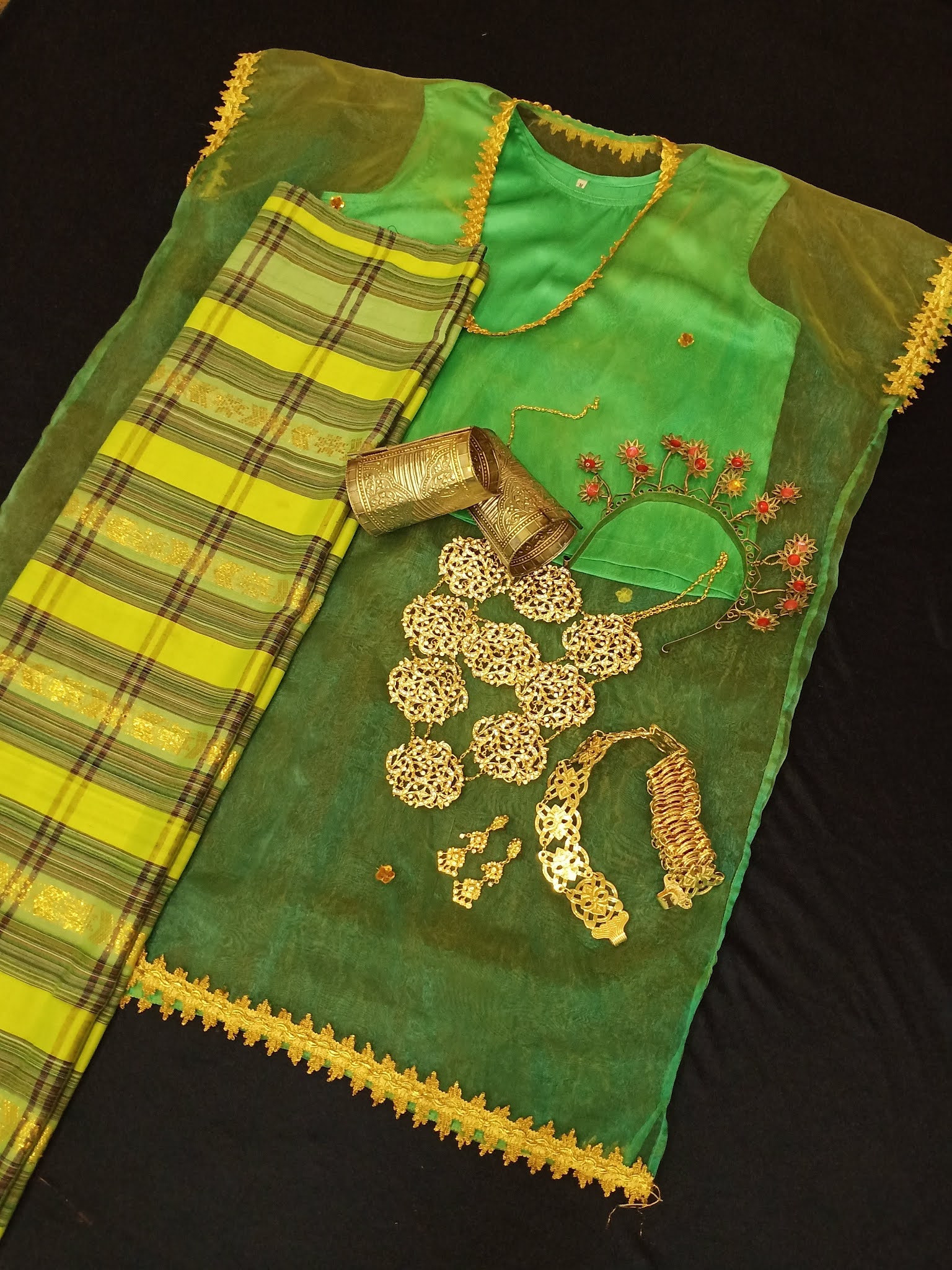 TARIAN POJA BUGIS SELANGOR: BUSANA CARA PEMAKAIAN PERSEMBAHAN