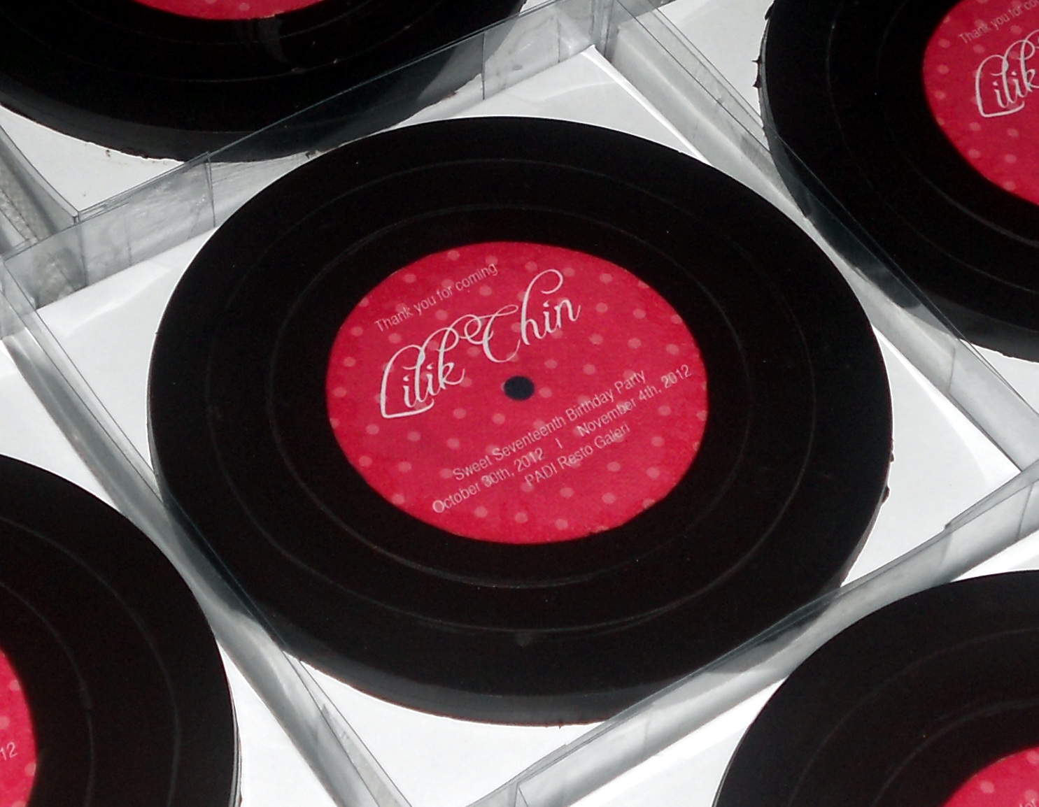 PIRINGAN HITAM COKELAT UNTUK ULANG TAHUN KE-17