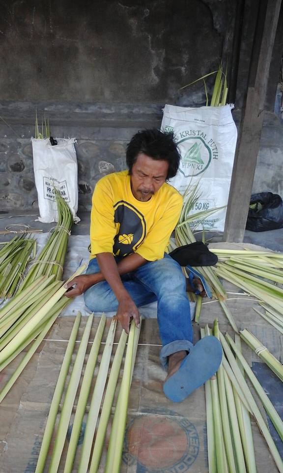 Penjual Busung (Janur Kuning) Komang Subratha di Area Eks Pelabuhan ...