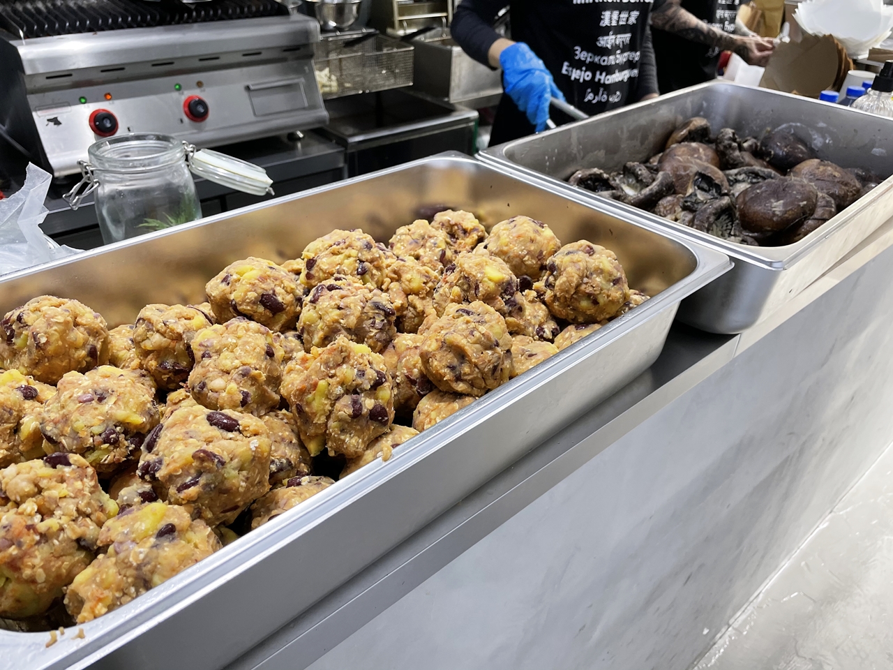 [香港素食] 西營盤 | Mirror Burger：燕麥脆皮高纖手工素食漢堡 炸牛蒡絲邪惡又養生 | 《早晨DAILY》