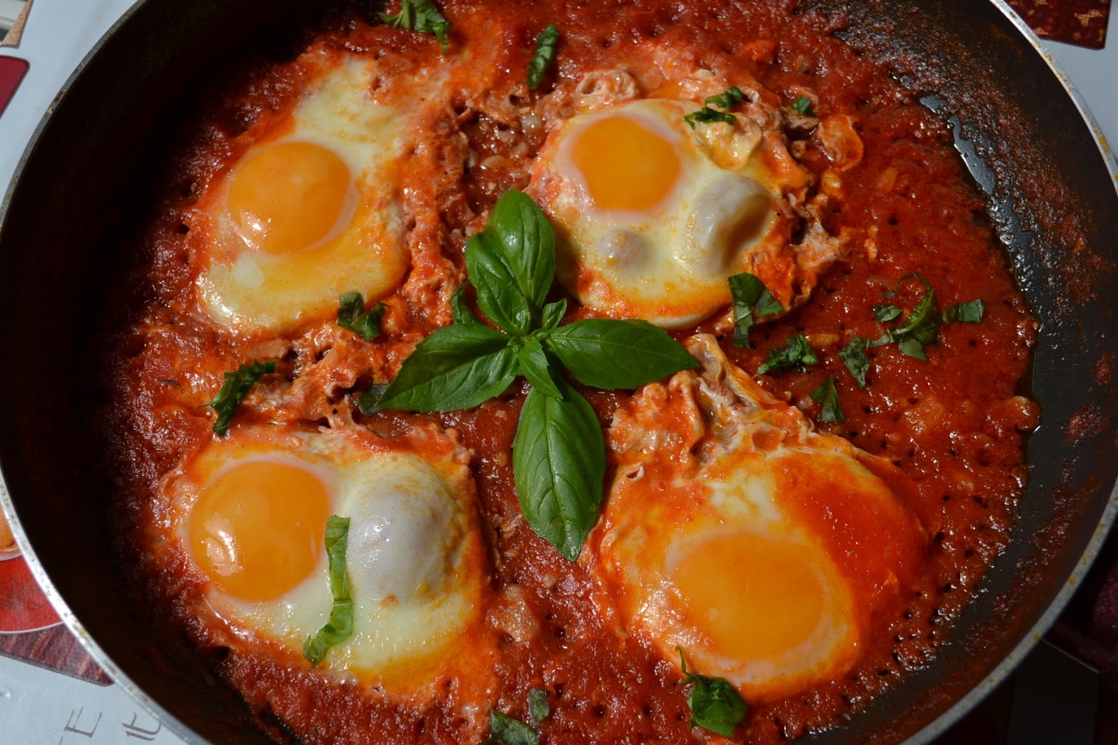 Myra's kitchen: Oua in sos de rosii