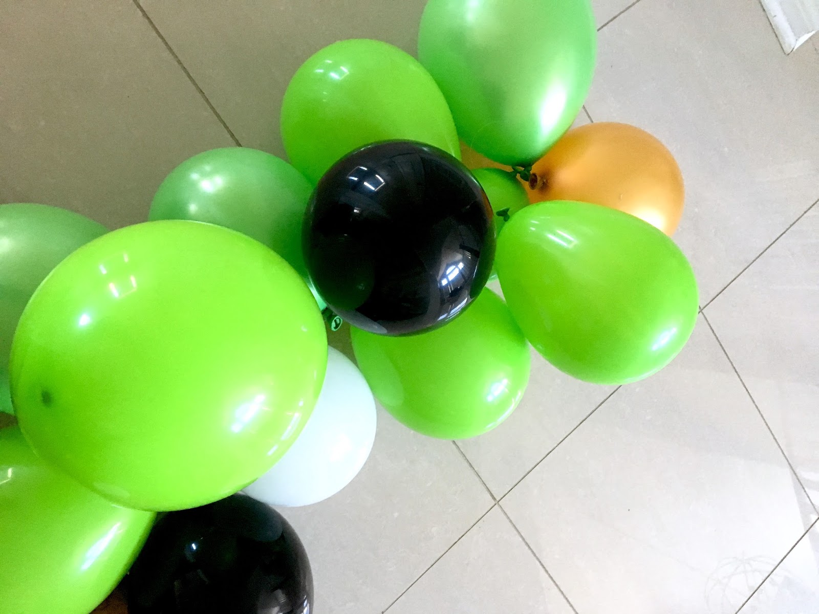 How to Make a Modern Balloon Arch - Harlow & Thistle