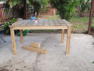 Nicorett: DIY Outdoor Table