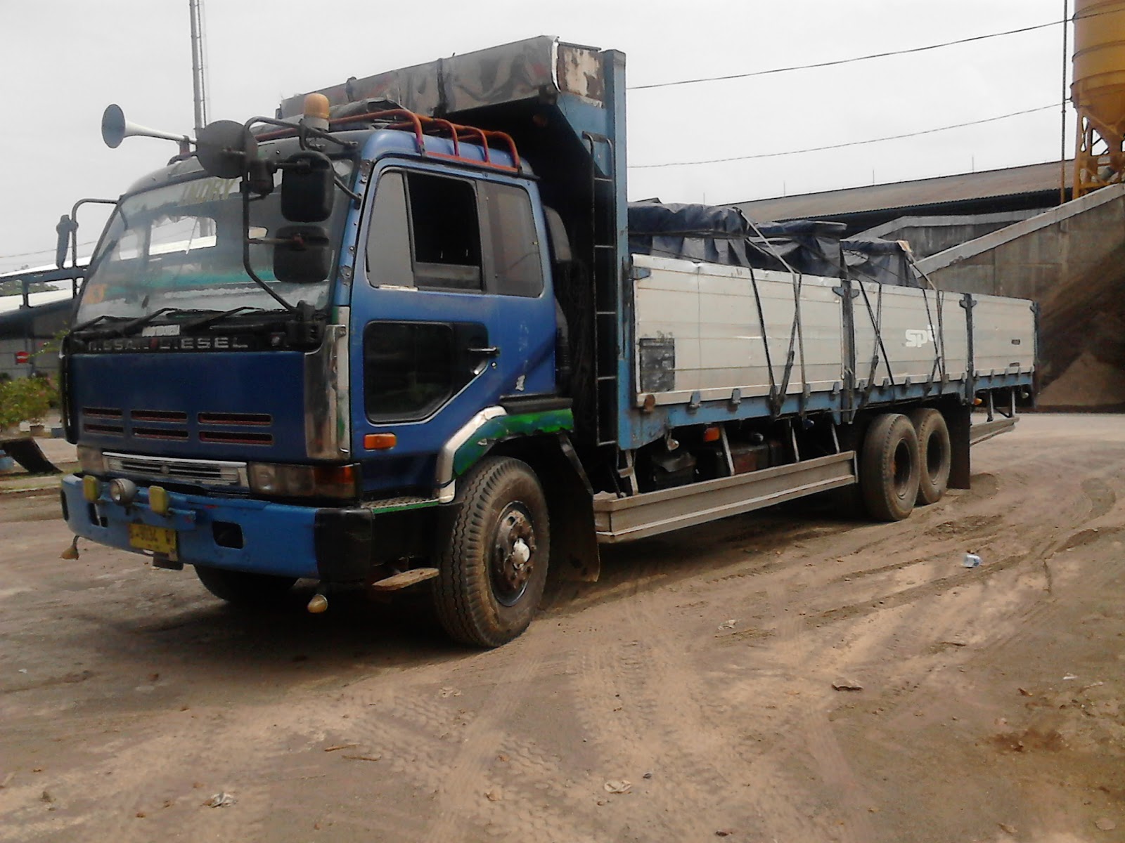 Jasa Sewa Truk Spesialis Los Bak dan Truk Flat Deck