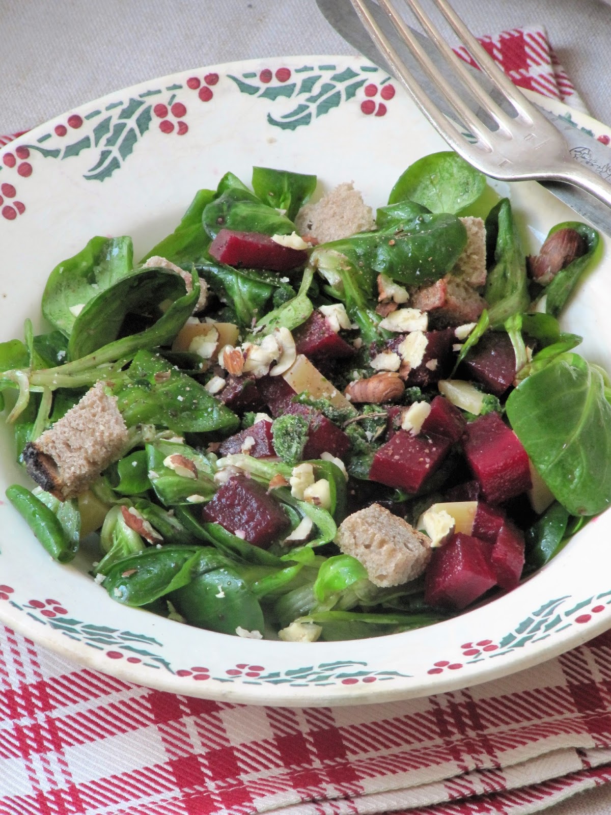 La cuisine d'ici et d'ISCA: Salade de mâche, betterave et comté