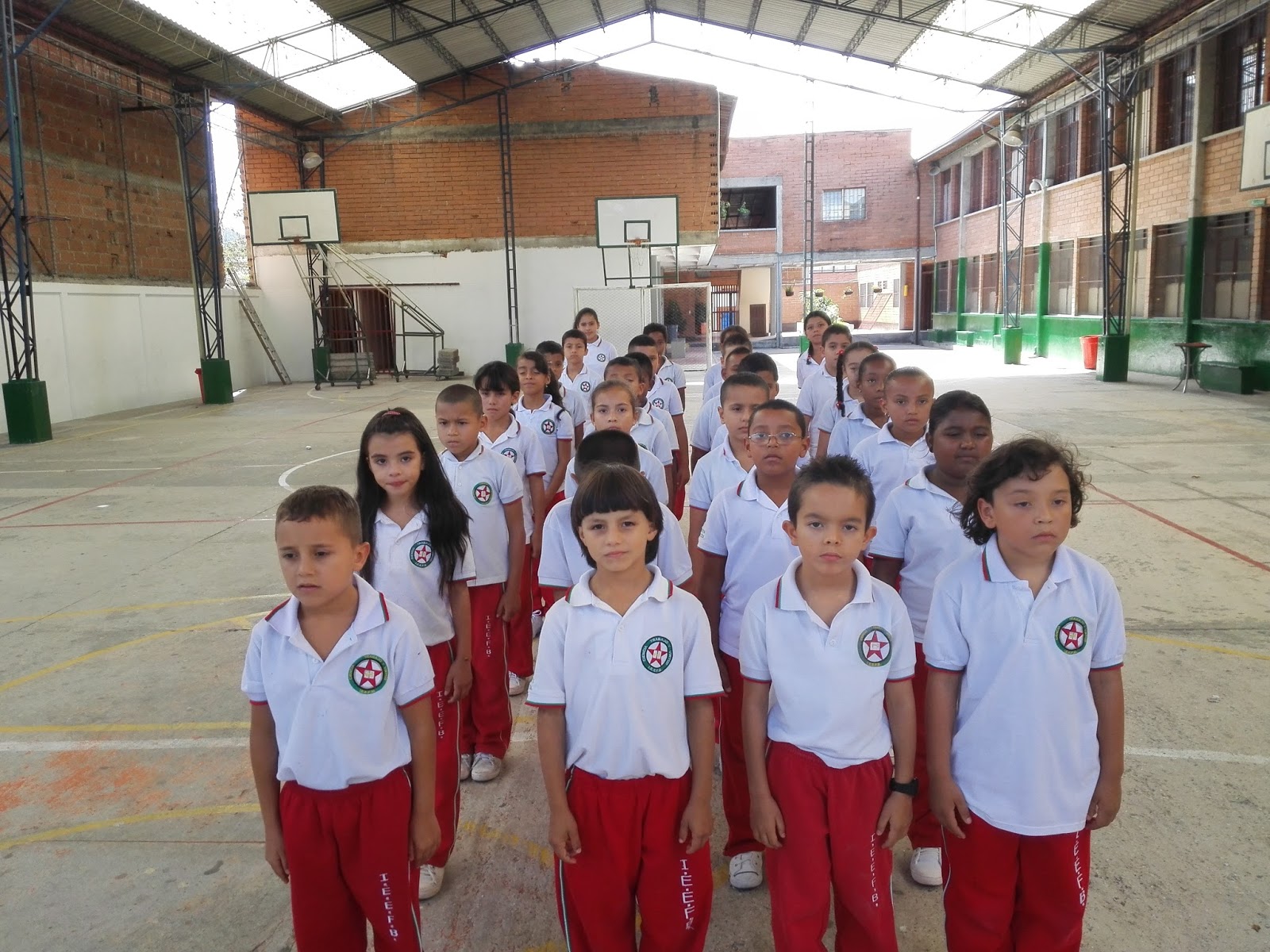 EXPERIENCIAS : REORGANIZACIÓN DE LAS FORMACIONES GRUPALES.