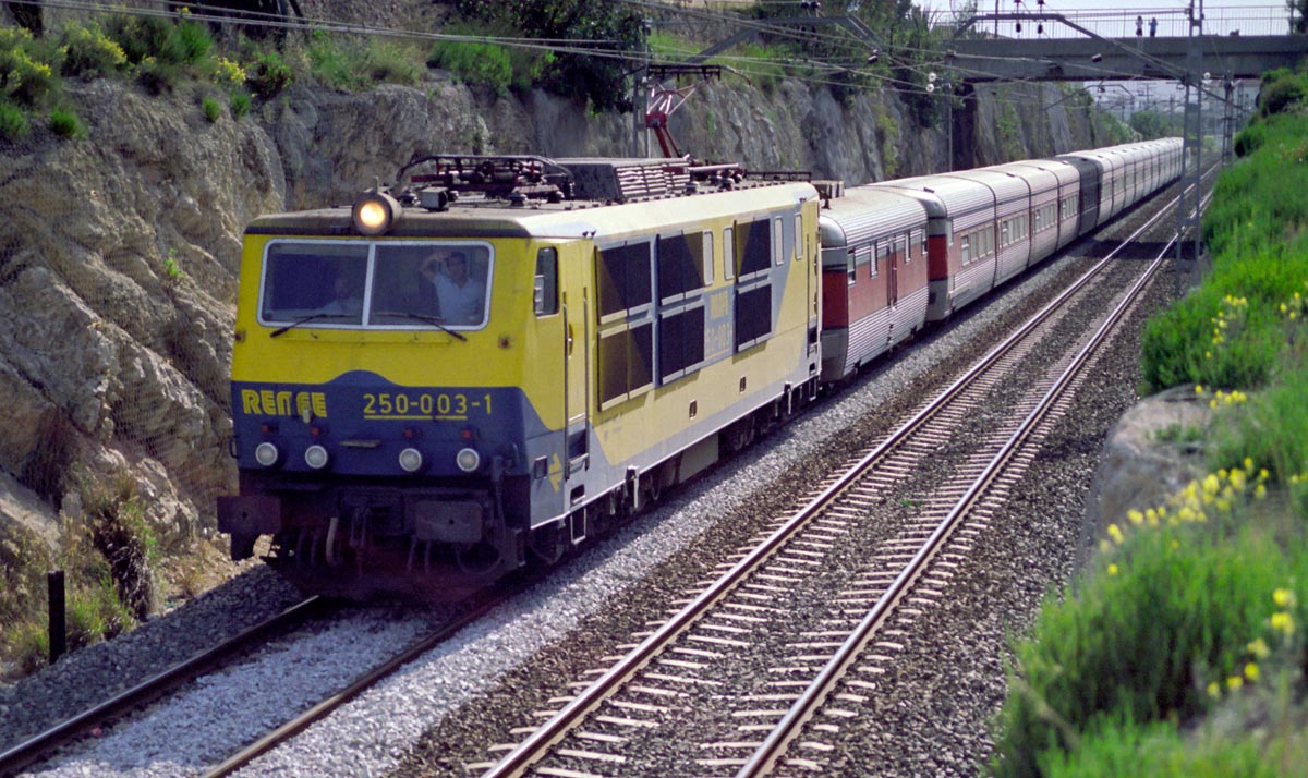 ANTONIO MACHINES: La potente serie 250 de RENFE