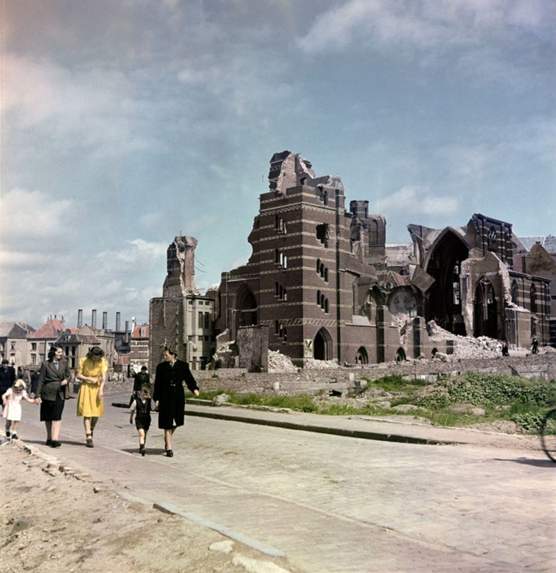 40 Wonderful Color Photographs Capture Everyday Life in Europe After ...