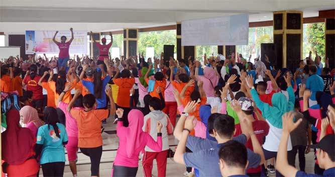 Peserta JKN-KIS Ambon Semarakkan Senam Senam Sehat Kolosal 18.8.18 ...