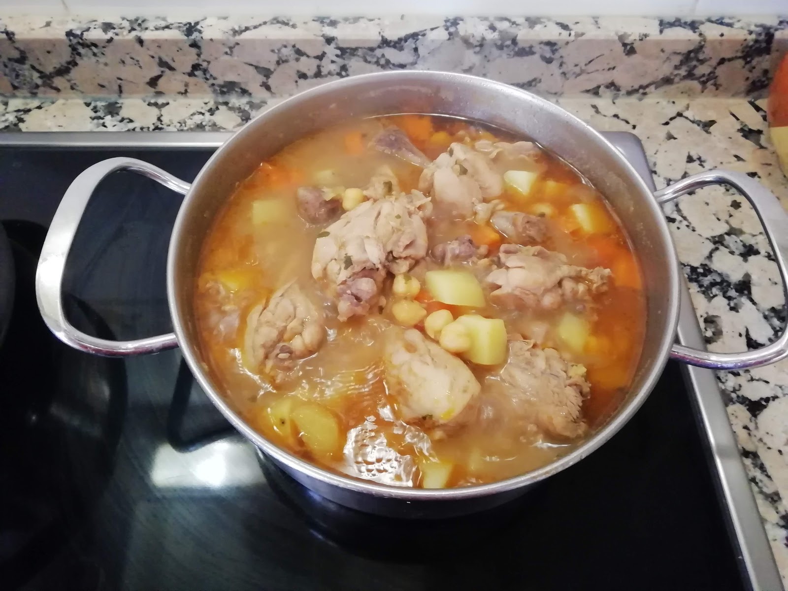 Sopa de pollo guisado con garbanzos