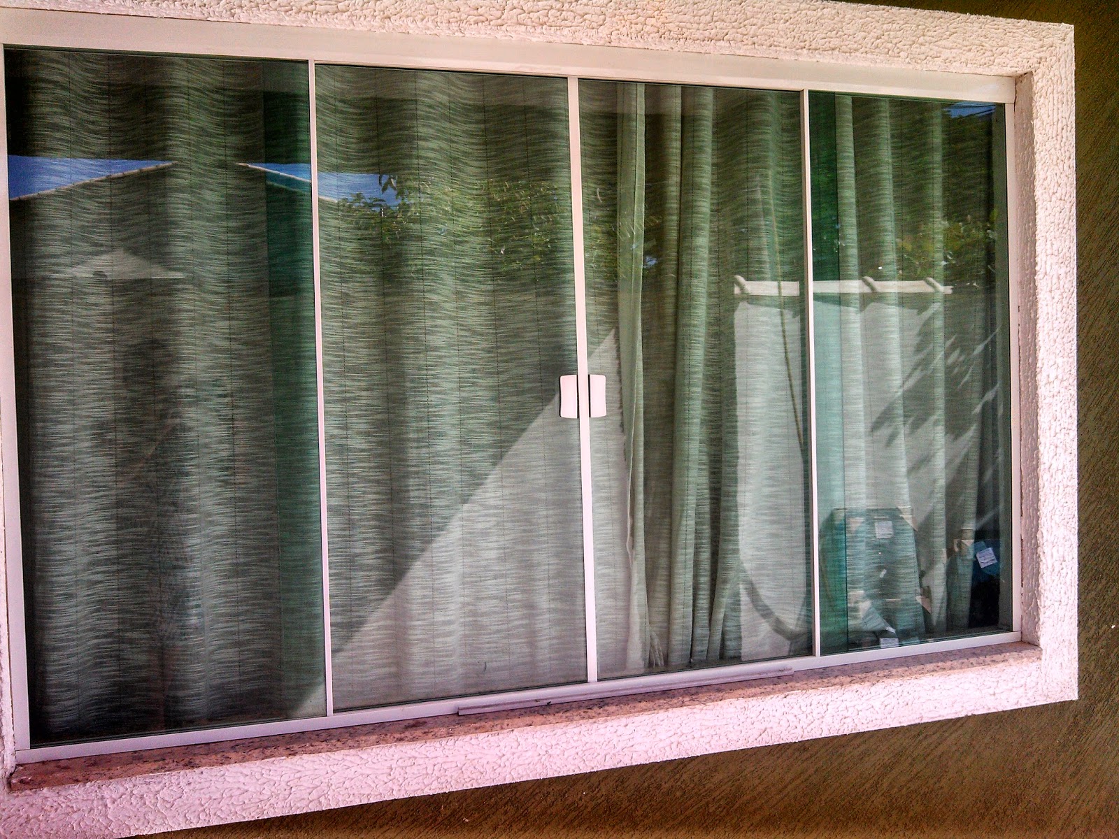 JRM Vidraçaria: Janela de 4 folhas em vidro temperado verde.