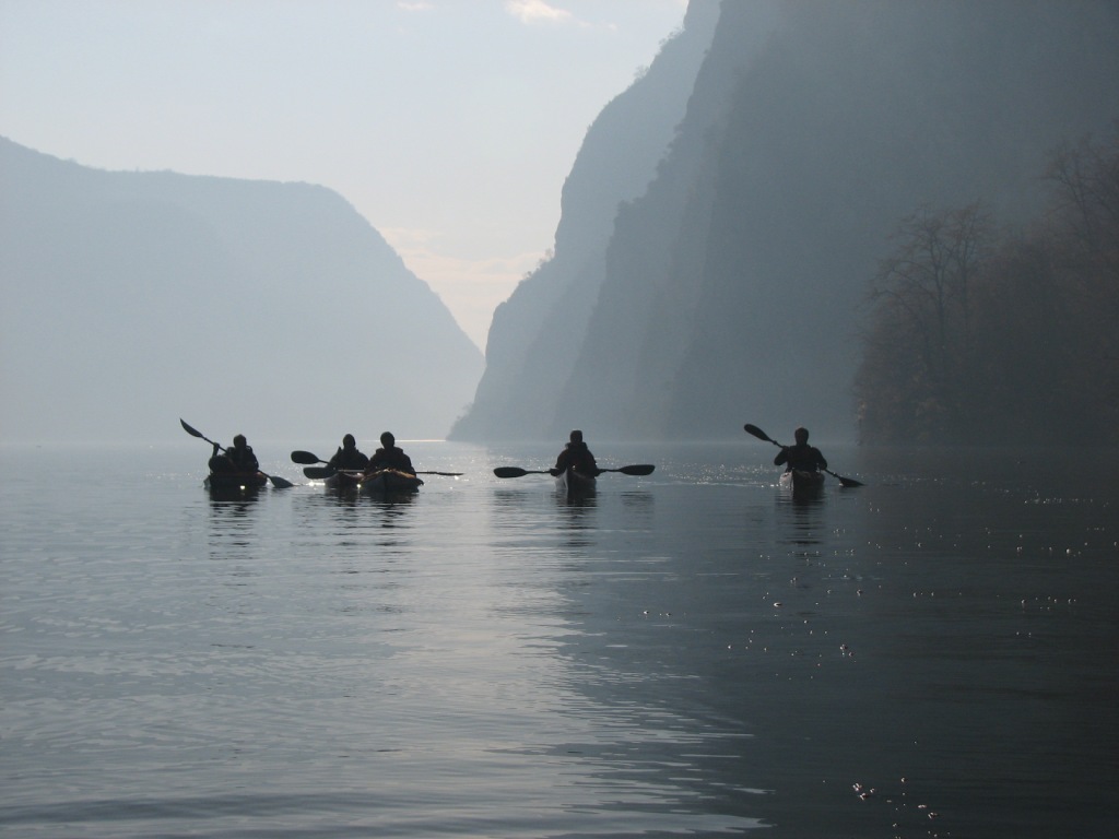 La defilare, în defileu – Romania vazuta din caiac
