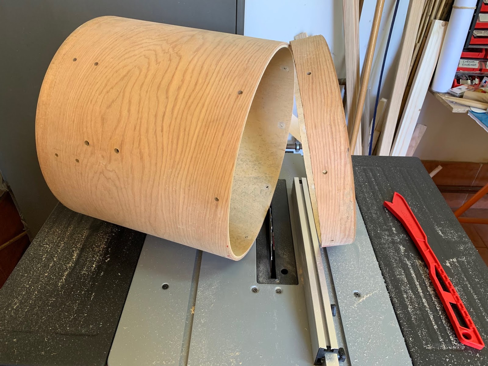 Percusize Me!: Construcción de un atabal renacentista ("Long drum").