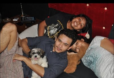 Gambar Nanu Baharuddin tidur dan bermesra dengan anjing. [4pics ...