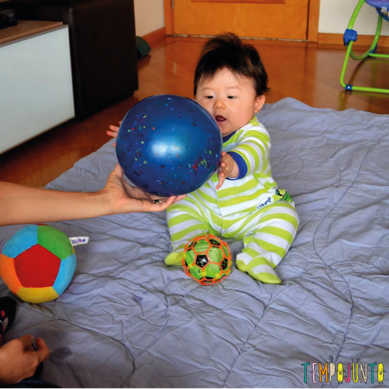 Treino para estimular a coordenação motora dos bebês