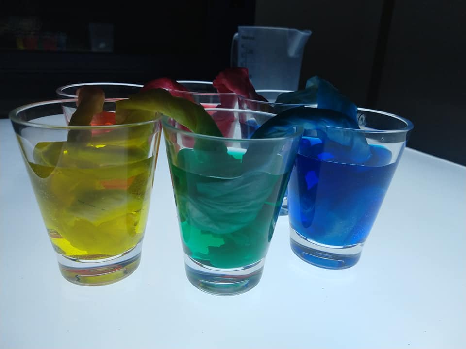 La clase de Vane: EXPERIMENTO CON EL AGUA: CREAR COLORES