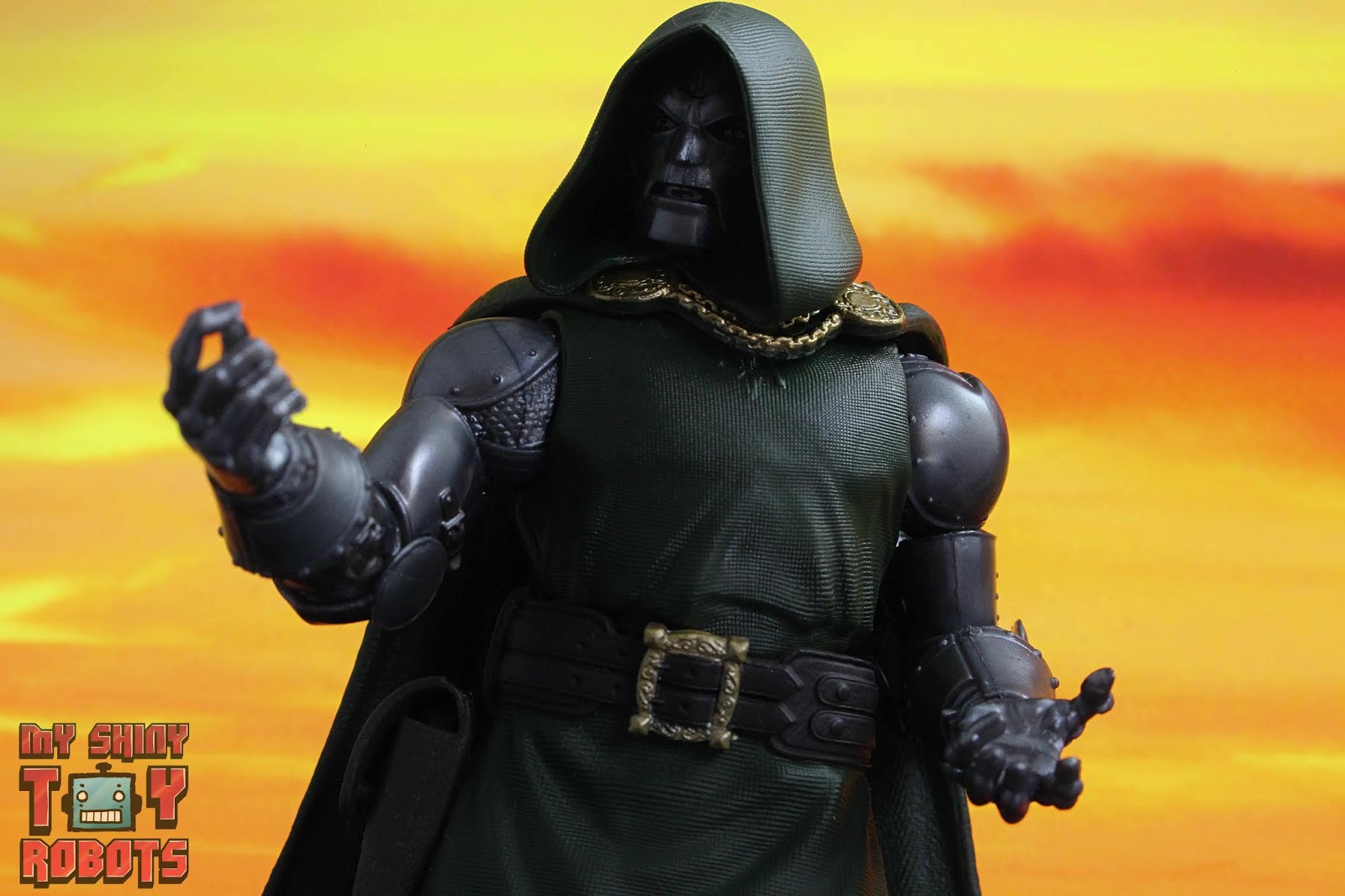 My Shiny Toy Robots: Toybox REVIEW: Marvel Legends Doctor Doom