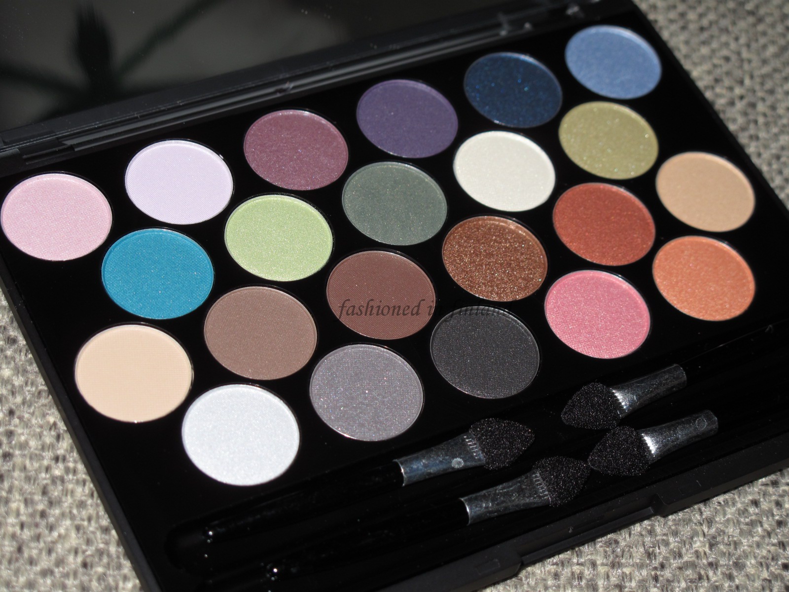 GOSH eyeshadow palette 22 colours