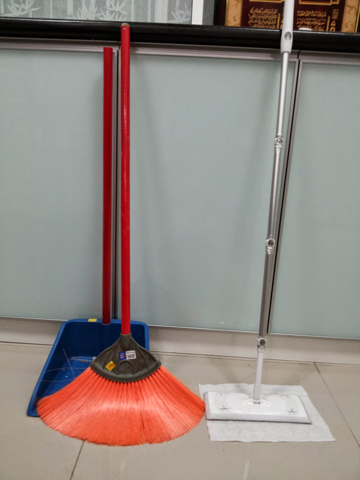 Warnee Warnii: Menyapu rumah dengan hati yang senang