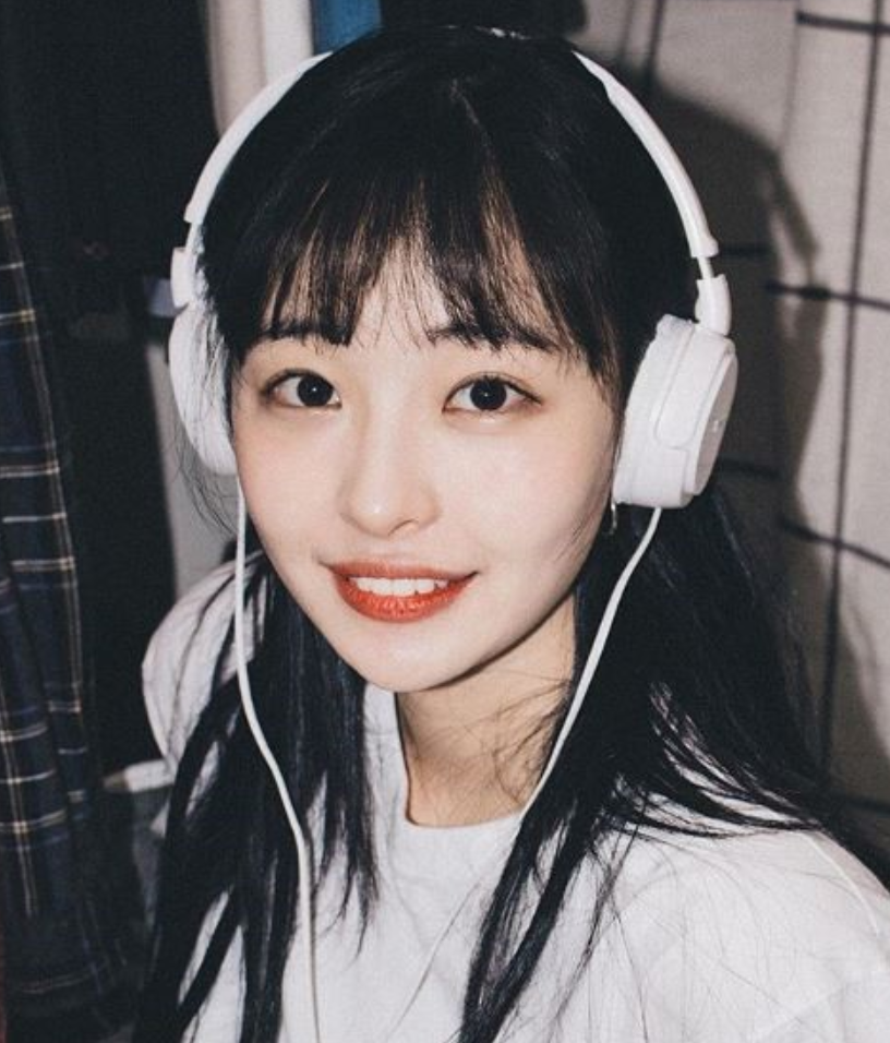 Som Hye-in comes out publicly + releases proof shot of same-sex skinship