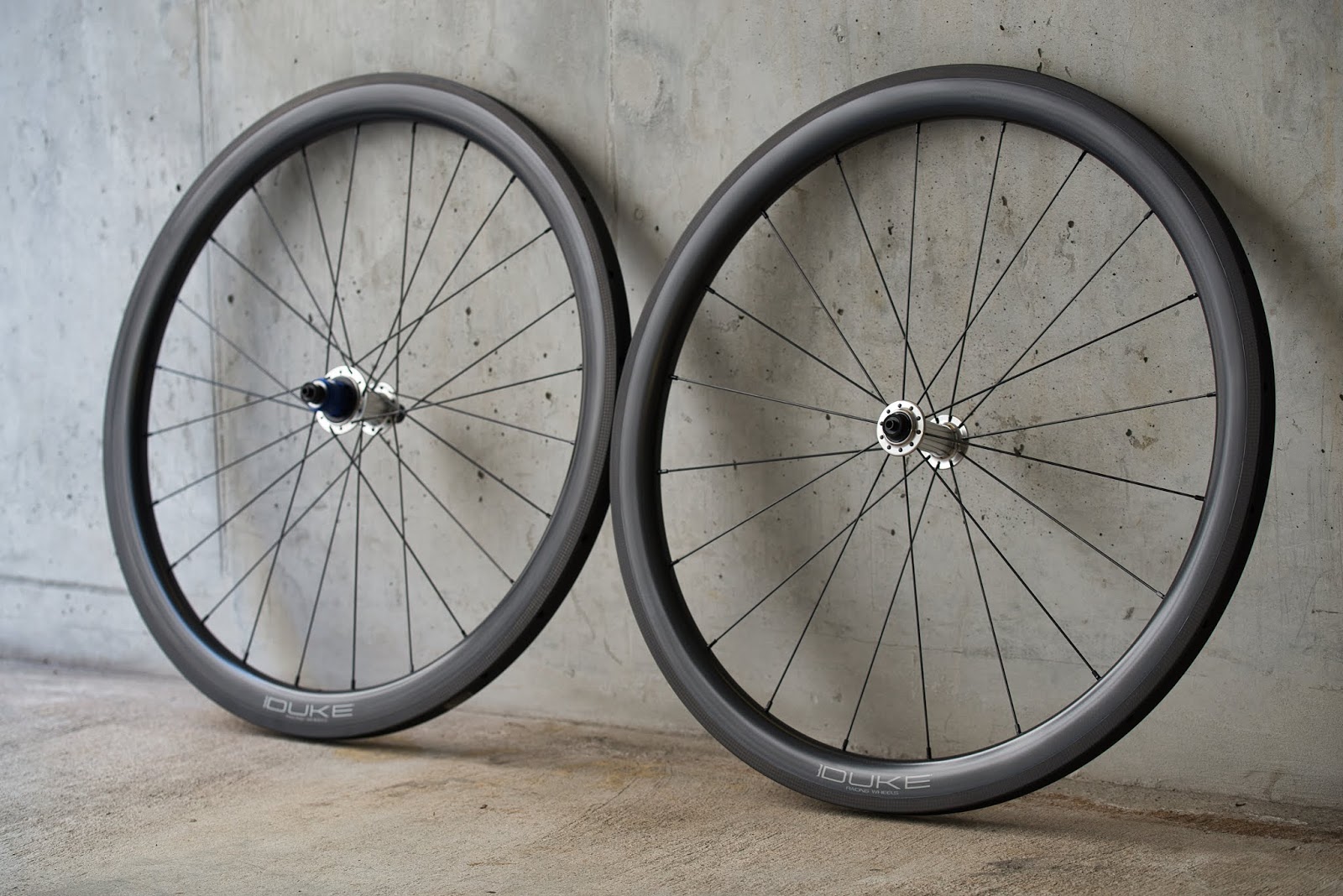Blackcat wheels: Tune silver road hubs with carbon Duke rims - ideal match!