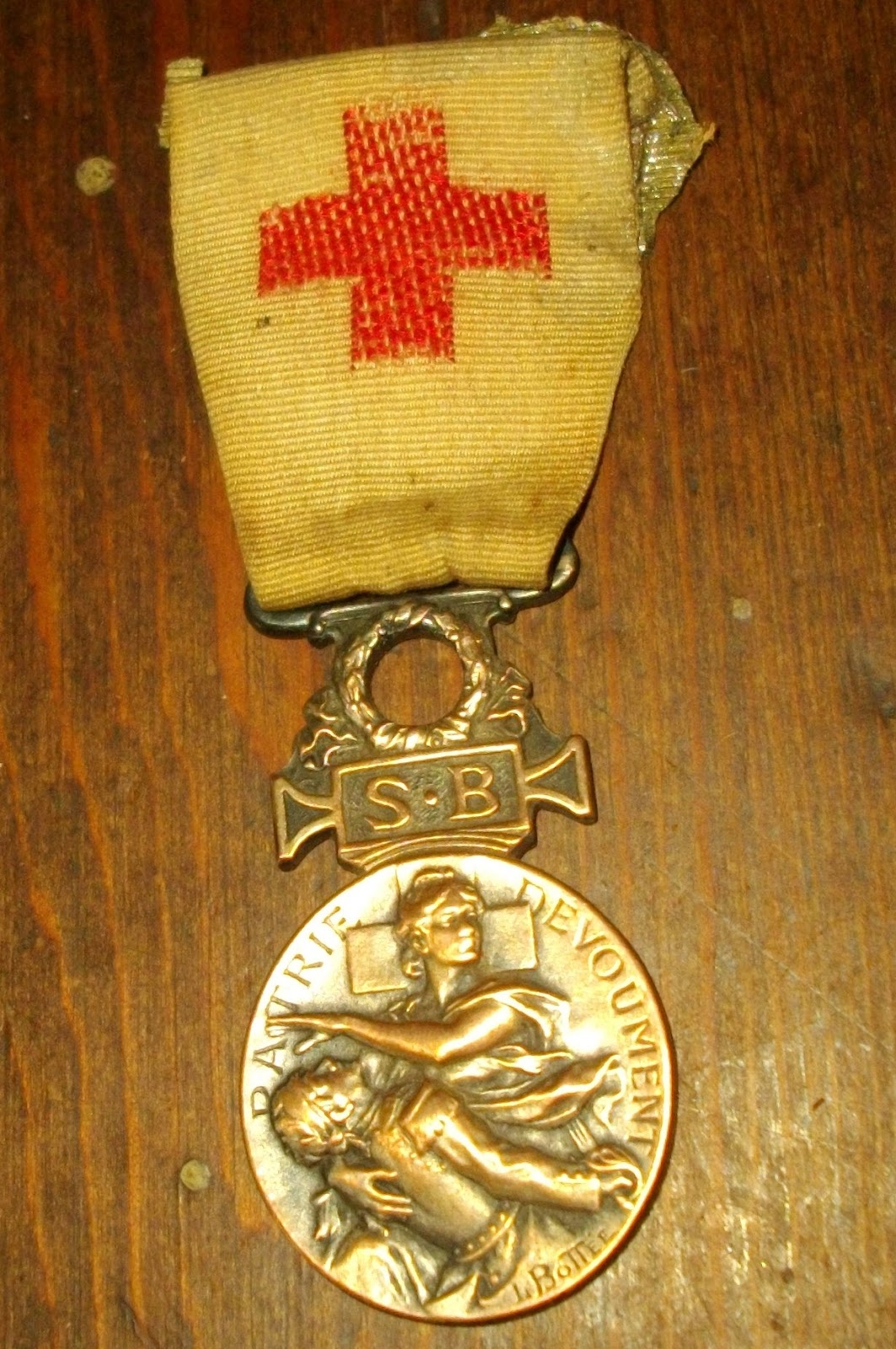médaille CROIX ROUGE société française de secours aux bléssés ...