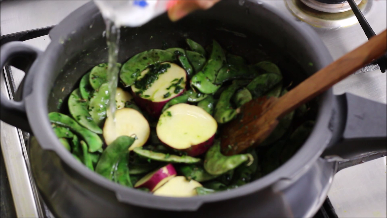 Dipa's Kitchen: How to make Umbadiyu in pressure cooker | सूरती उन्धियु ...