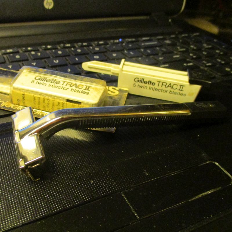 Jayaruh Shaving: Gillette Twinjector Razor