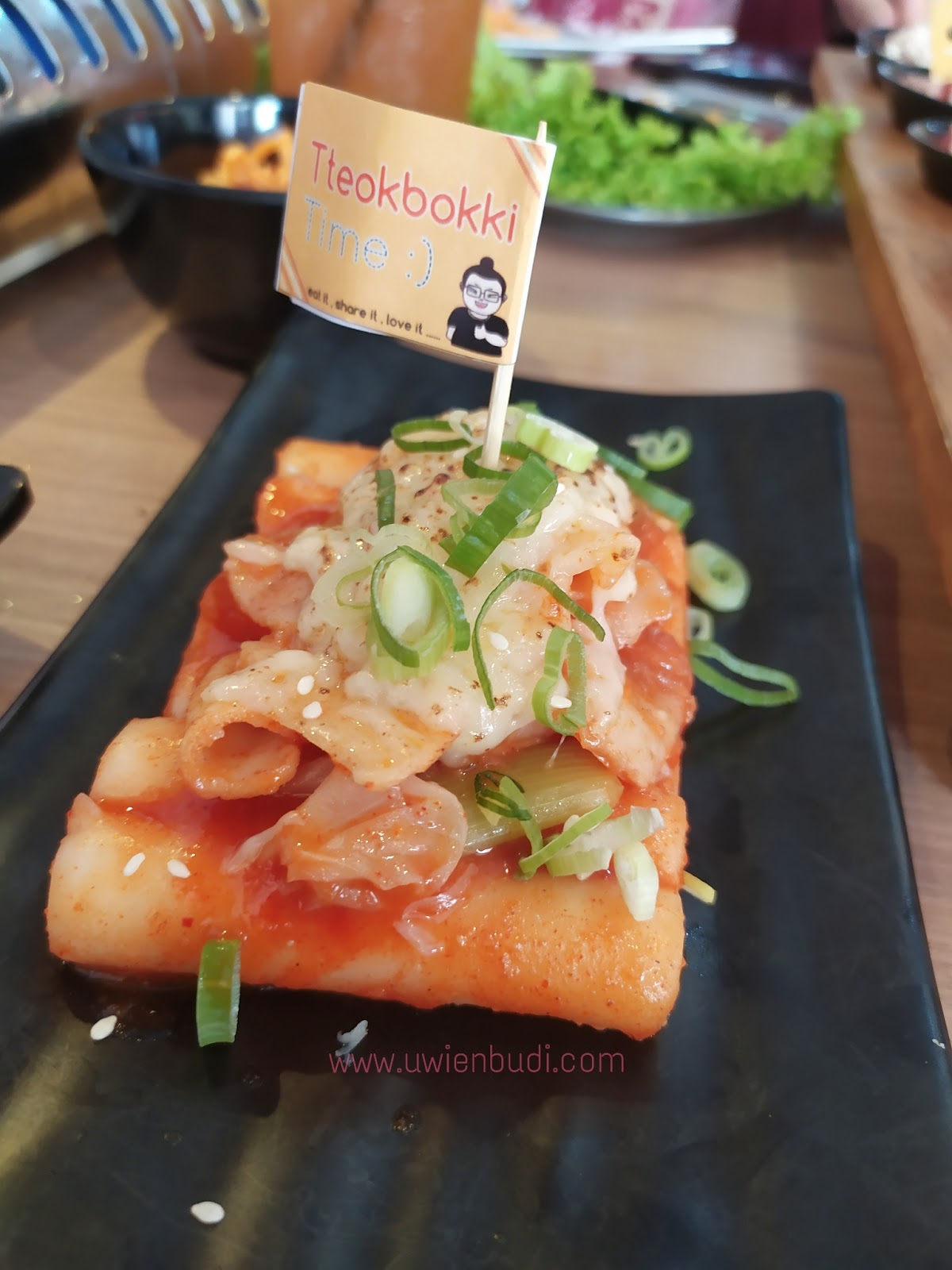 Robboki ini campuran kue beras/tteokbokki dan mie. Rasanya tidak ...