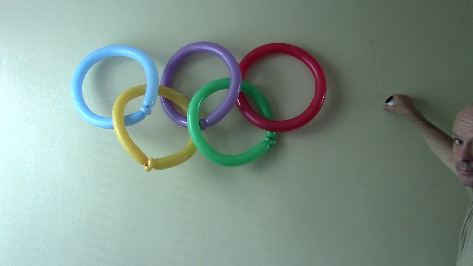 CLASSICAL: Olympic rings of balloons