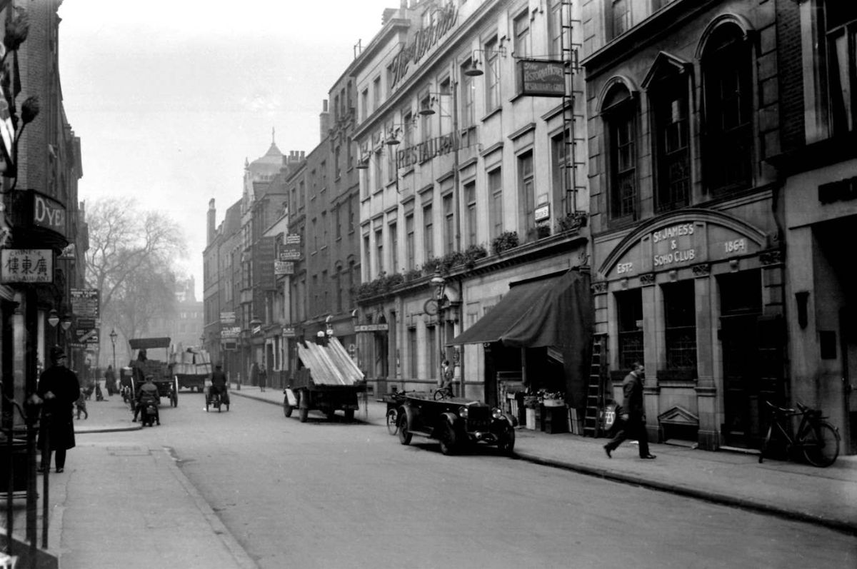 Amazing Vintage Photographs Show Everyday Life in London’s Soho During ...
