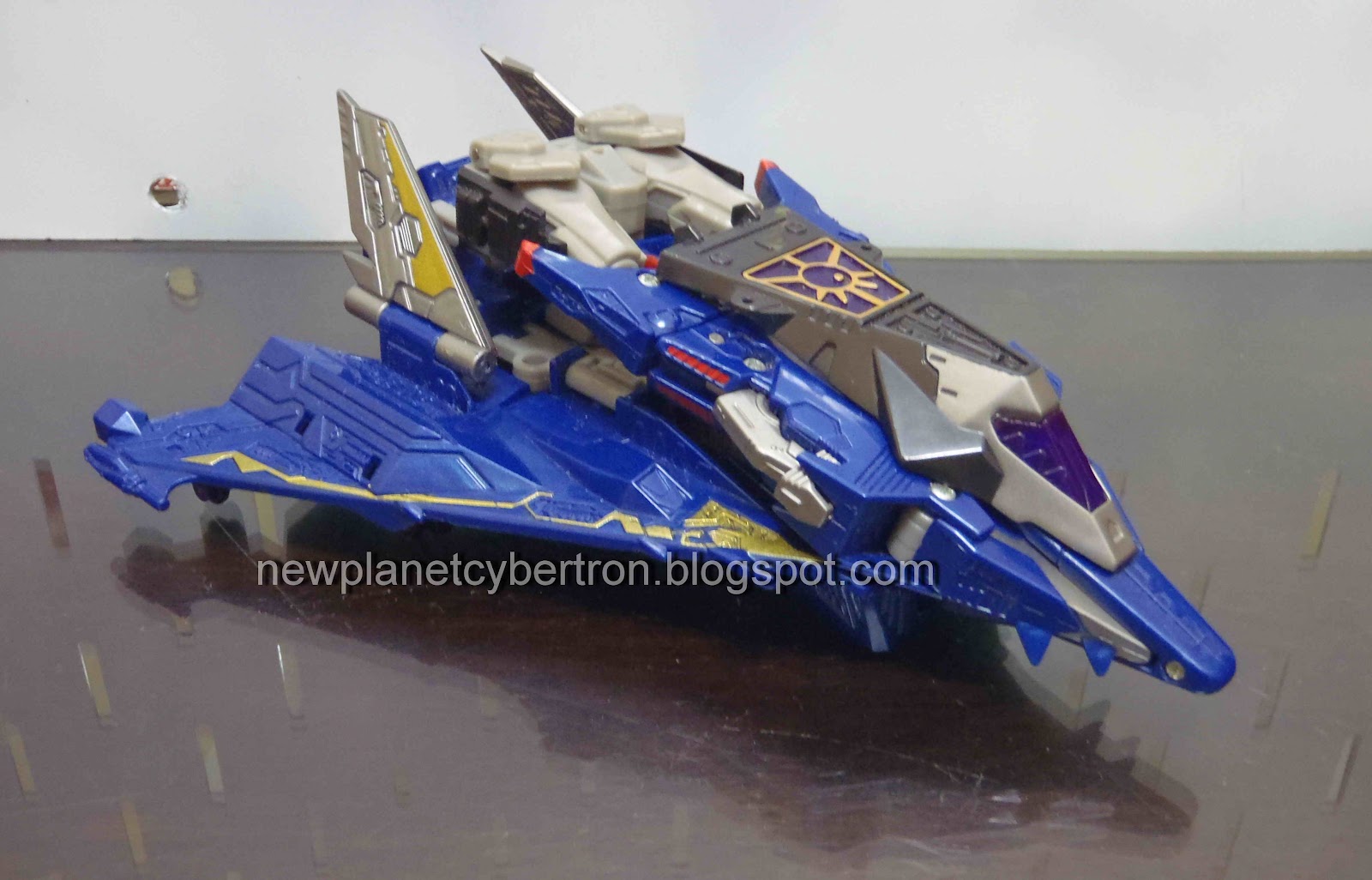 New Planet Cybertron: Transformers Review: Soundwave (Cybertron Voyager)