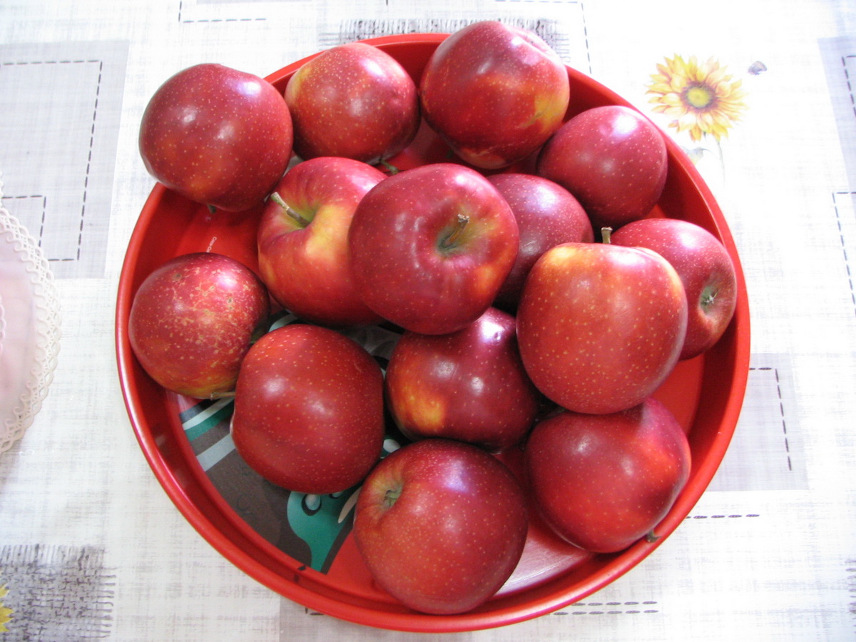 LA MULTI ANI, ROMANIA!: Mere rosii