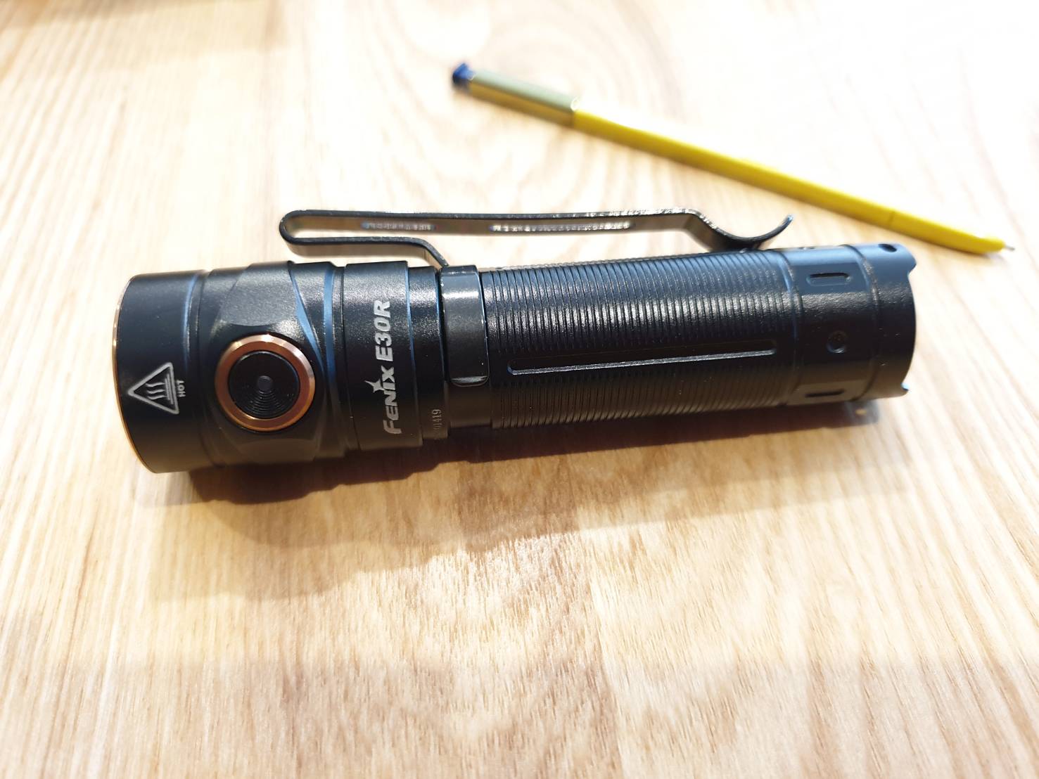 Sun Flashlight จำหน่าย ไฟฉายประสิทธิภาพสูง: ไฟฉายFENIX E30R Powerful