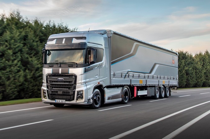 Ford F-MAX ganha edição especial Blackline