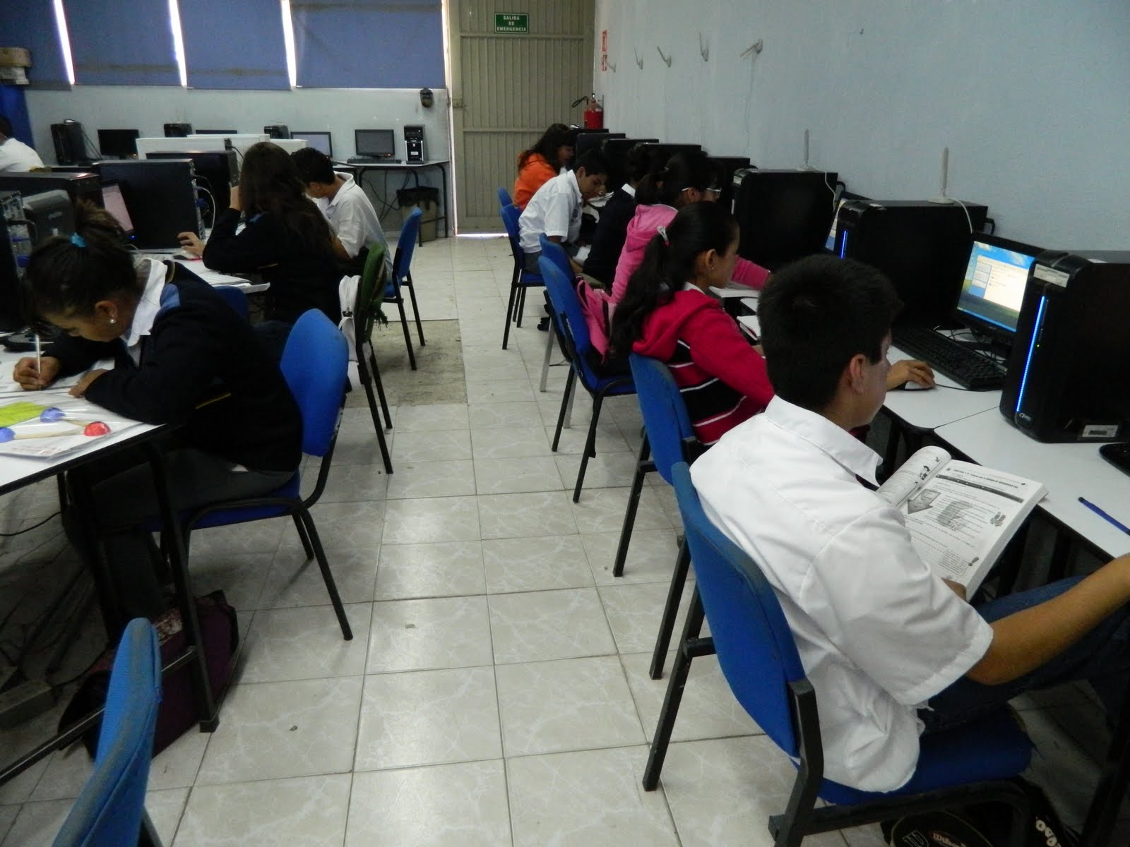 SAETI-cetis-125: 1 "I" trabajando en el laboratorio 2