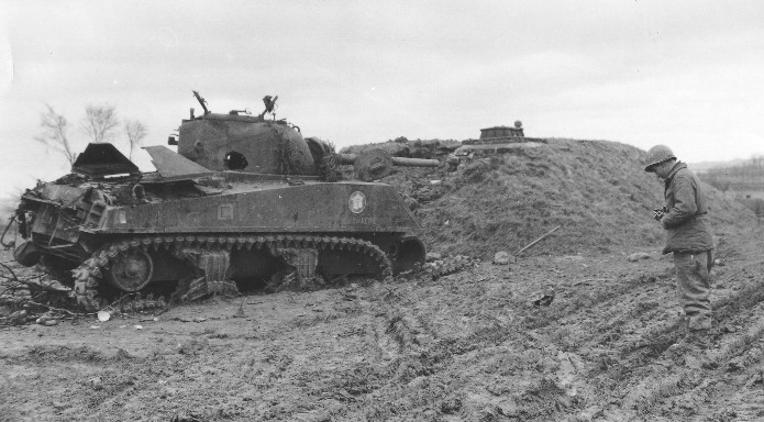 PATRIMOINE DE LORRAINE: PHALSBOURG (57) - Char Sherman "BOURG LA REINE"