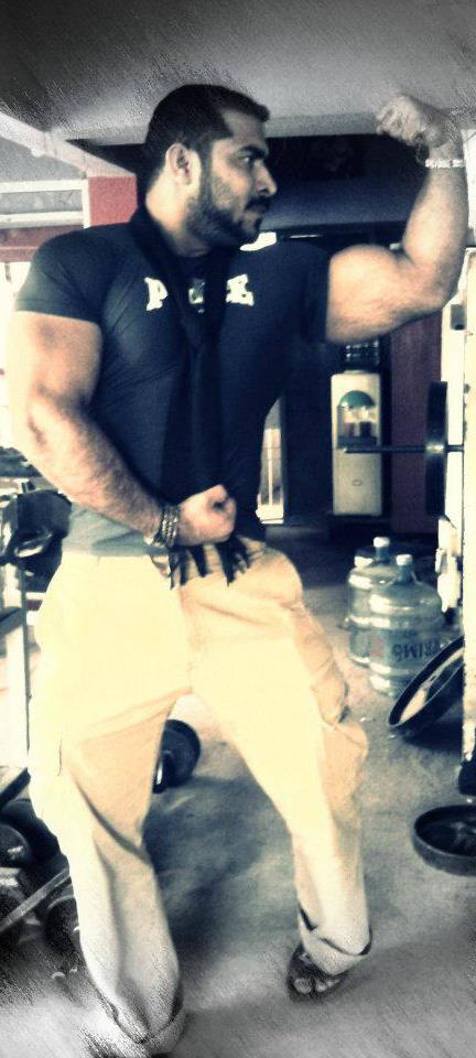 world bodybuilders pictures: karachi bodybuilder fayyaz