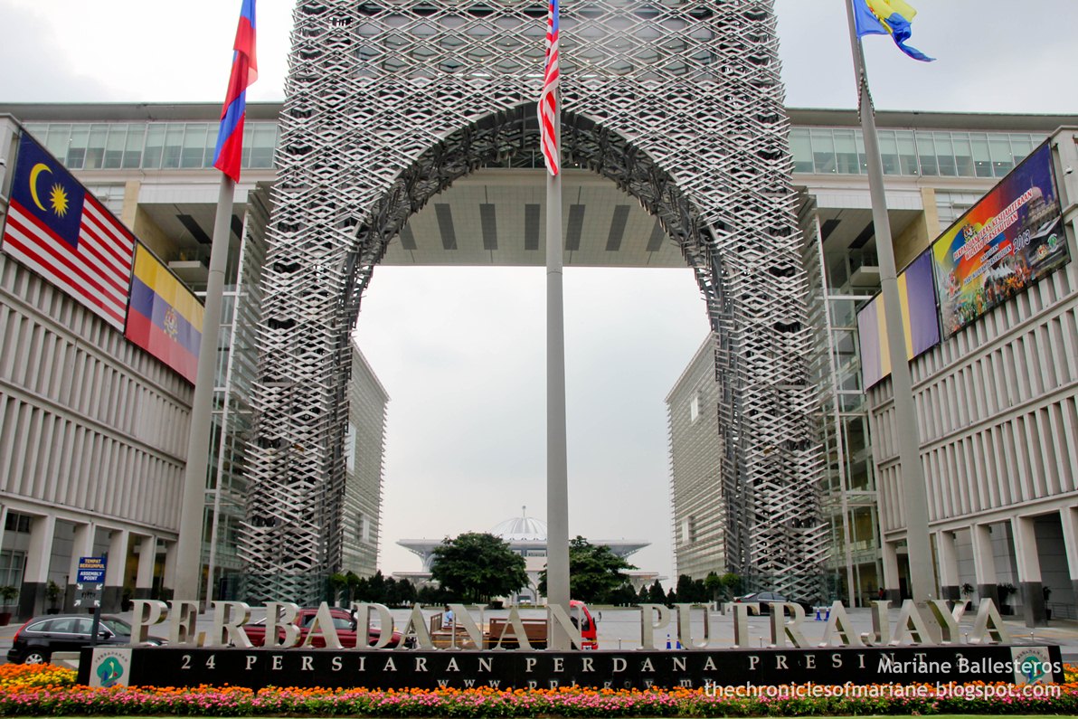 One Hot Afternoon at Putrajaya - Day 3 in Malaysia | The Chronicles of ...