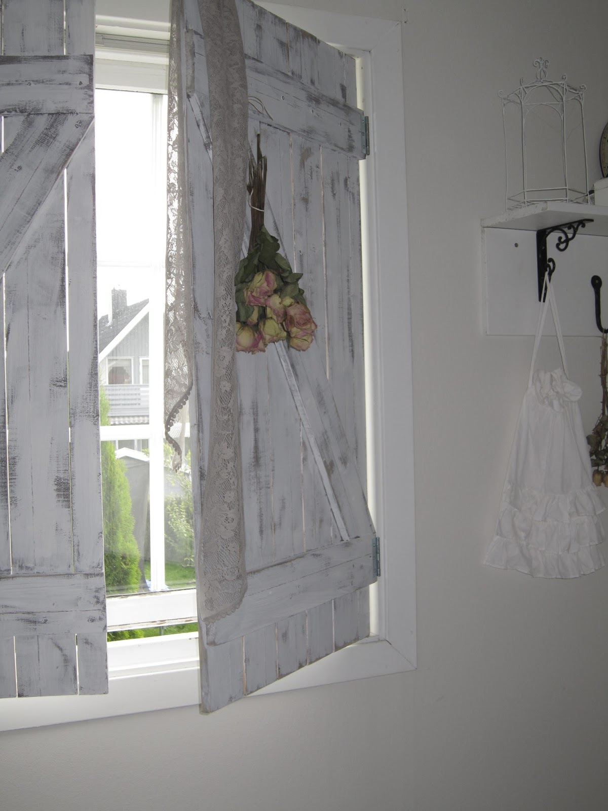 Hjerter og Hvite Liljer: Skodder