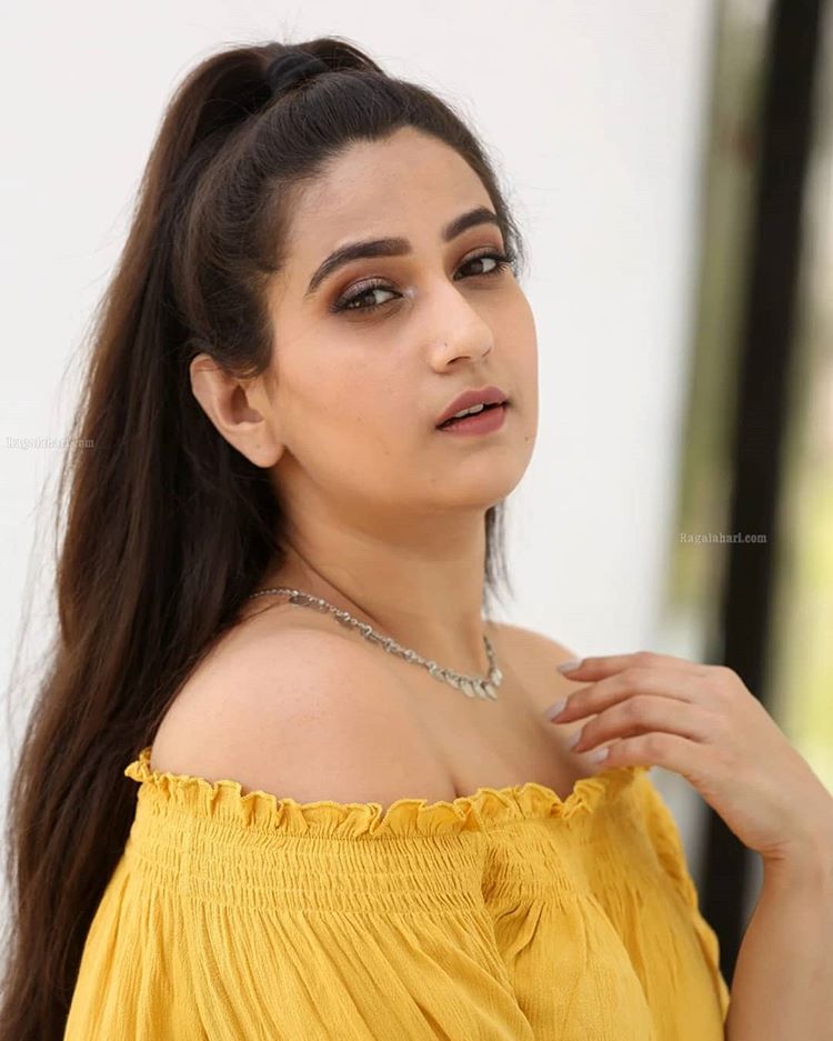 Telugu Anchor Manjusha Hot In Yellow Open Neck T Shirt And White Tight Jeans Pressure Cooker