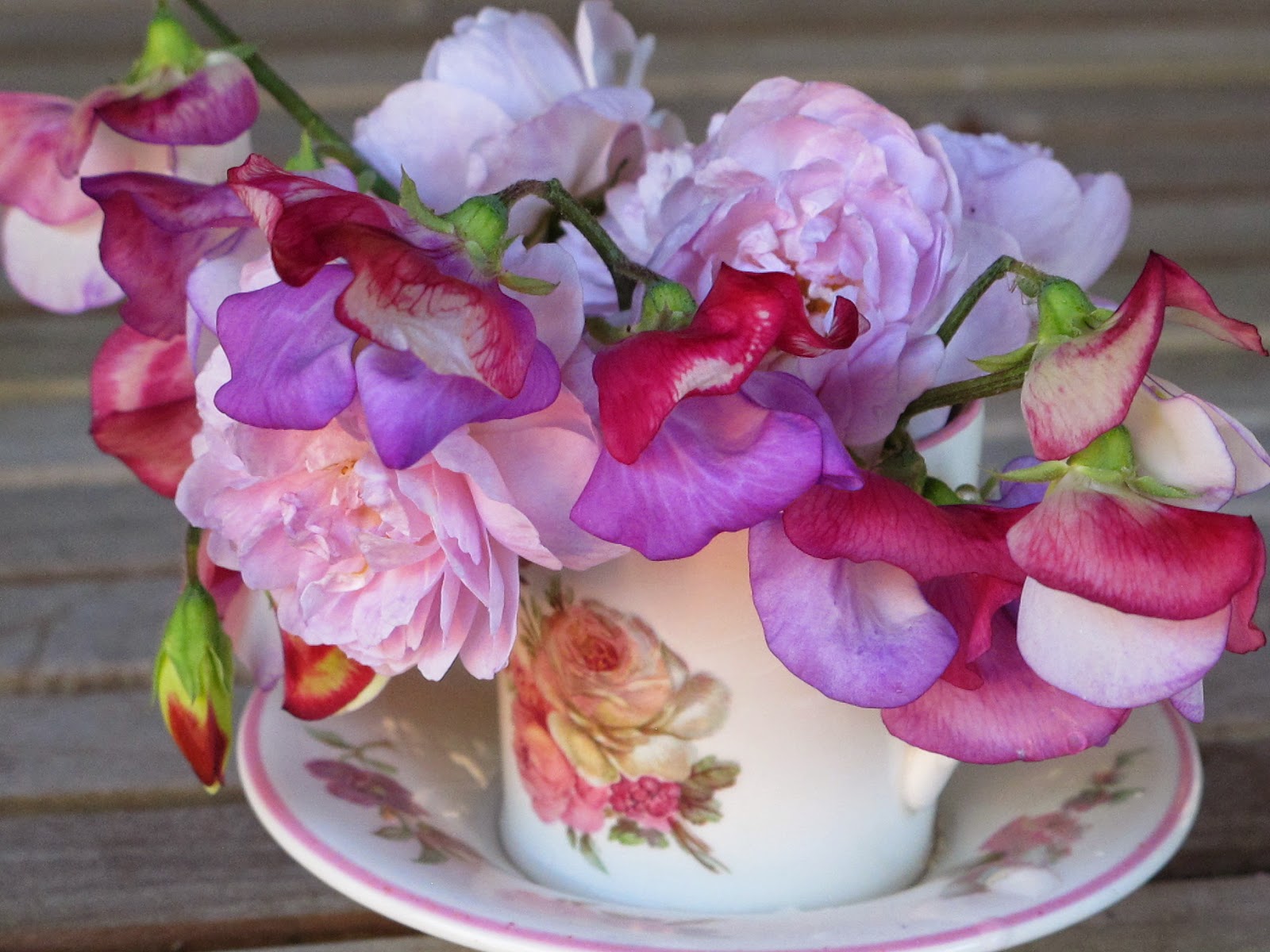 greentapestry : In A Vase On Monday - Sweet Peas and Roses