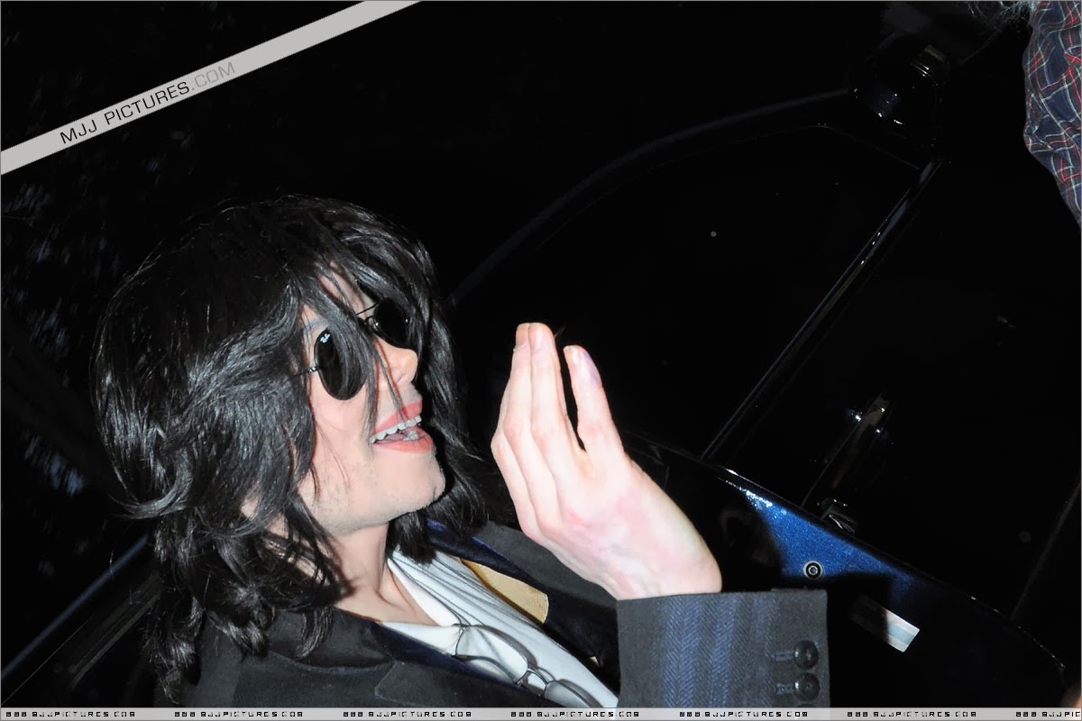 [FOTOS] Michael Jackson fazendo compras na Borders Bool - 30 de outubro ...